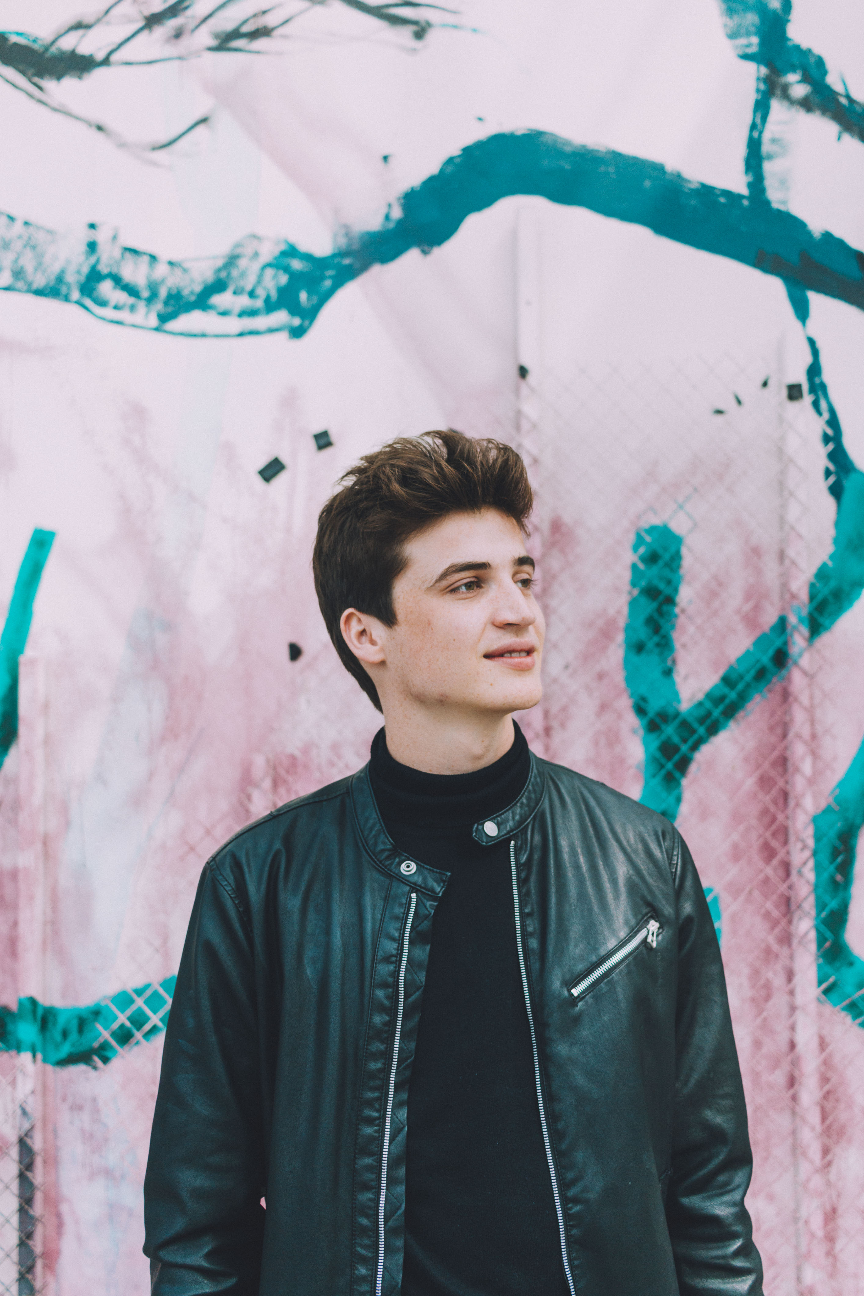 Rencontre avec Henri PFR, le papillon noir jaune et rouge - Hands UP ...