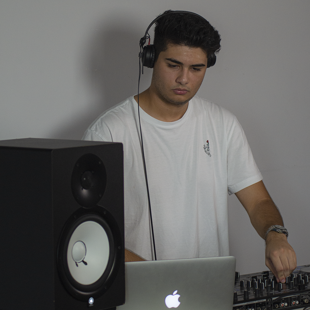 L'artiste Lyver sort une pépite house : "Rouge Amour" ! - Hands UP électro