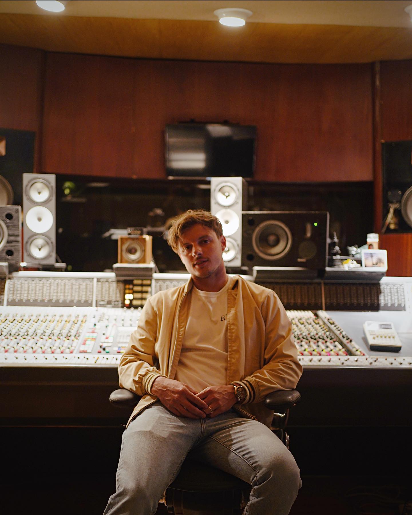 Retrouvez Møme et Ricky Ducati sur leur titre "Moves" ! - Hands UP électro