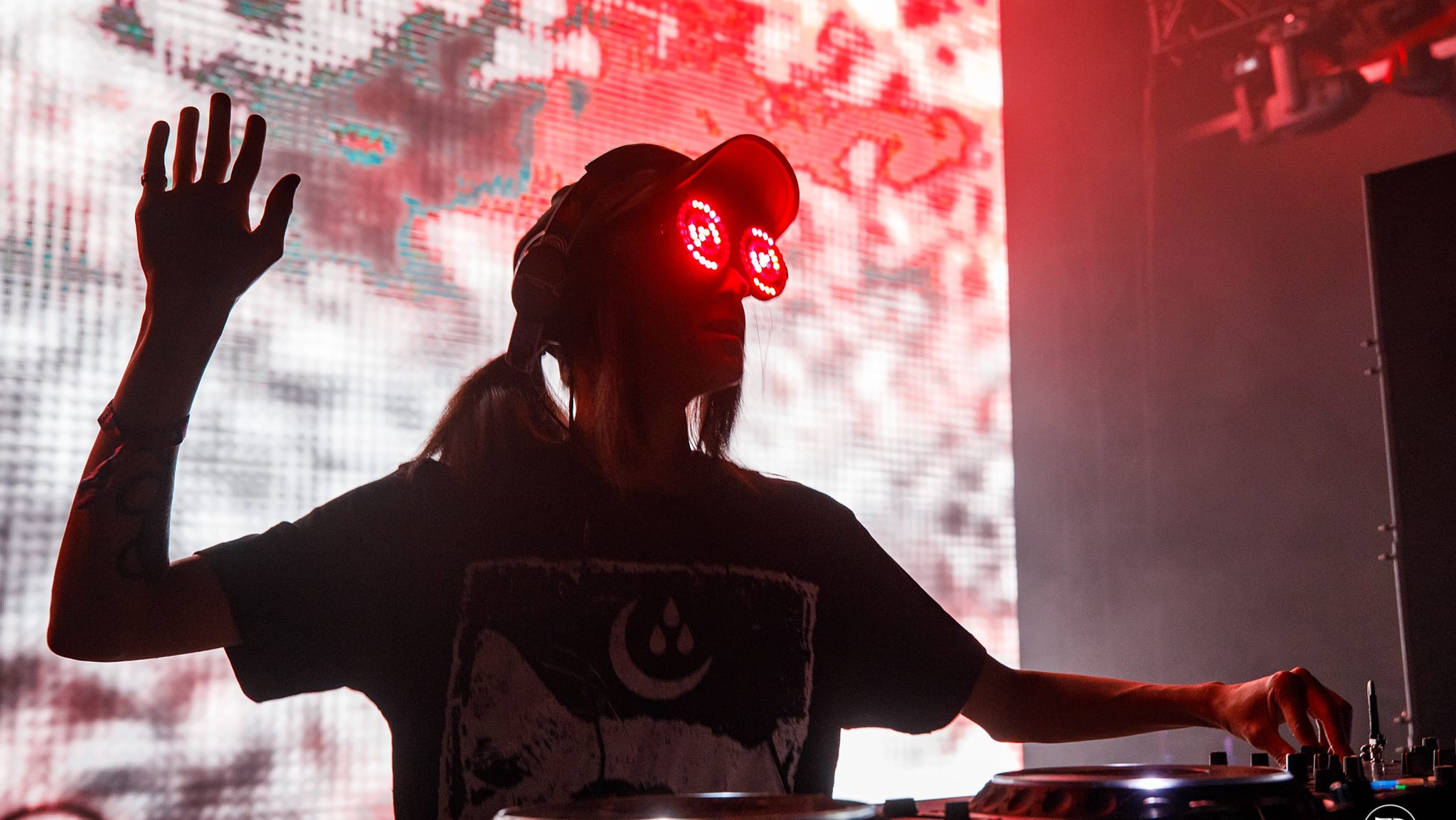 Rezz nous dévoile "Sacrificial", en collaboration avec Pvris. - Hands ...