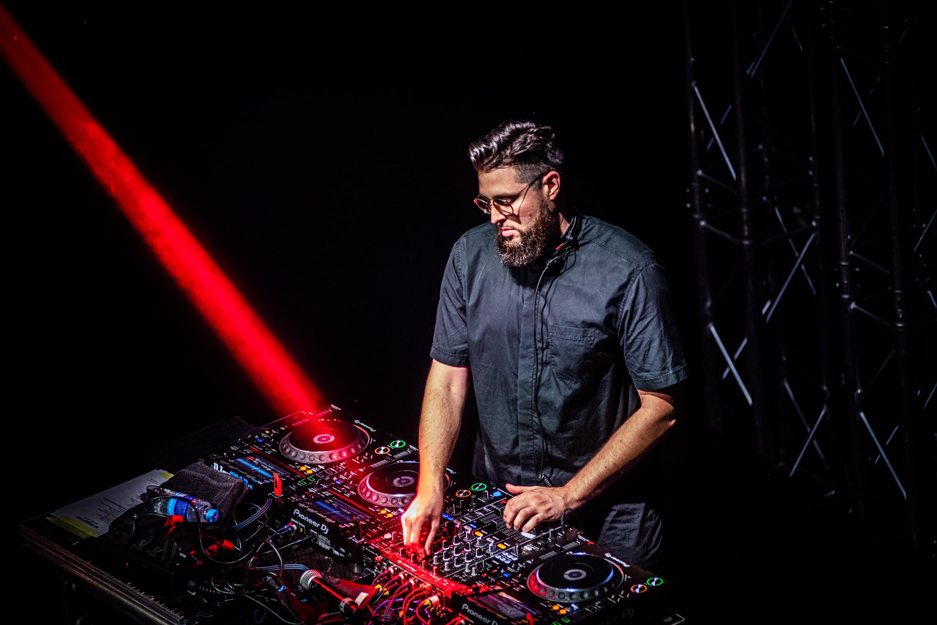 Tchami lâche son remix de "Carried Away" de Surf Mesa ! - Hands UP électro