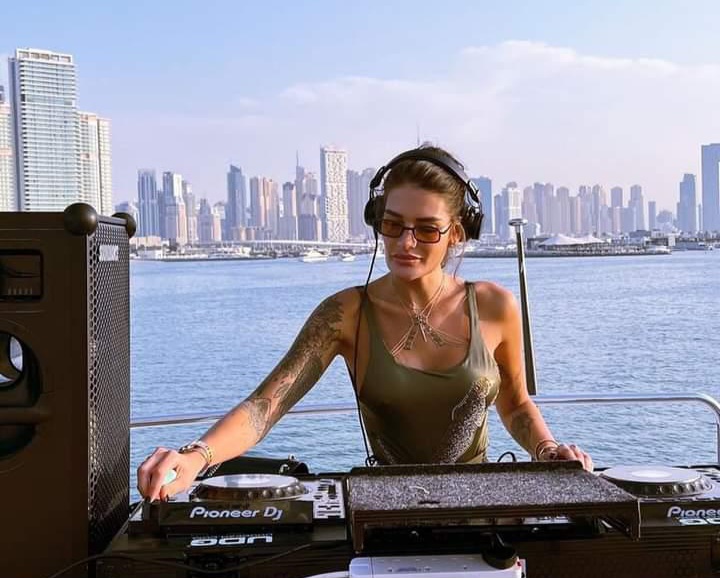 Lea Kadoche, la DJ qui fait sensation sur la scène électro ! - Hands UP ...