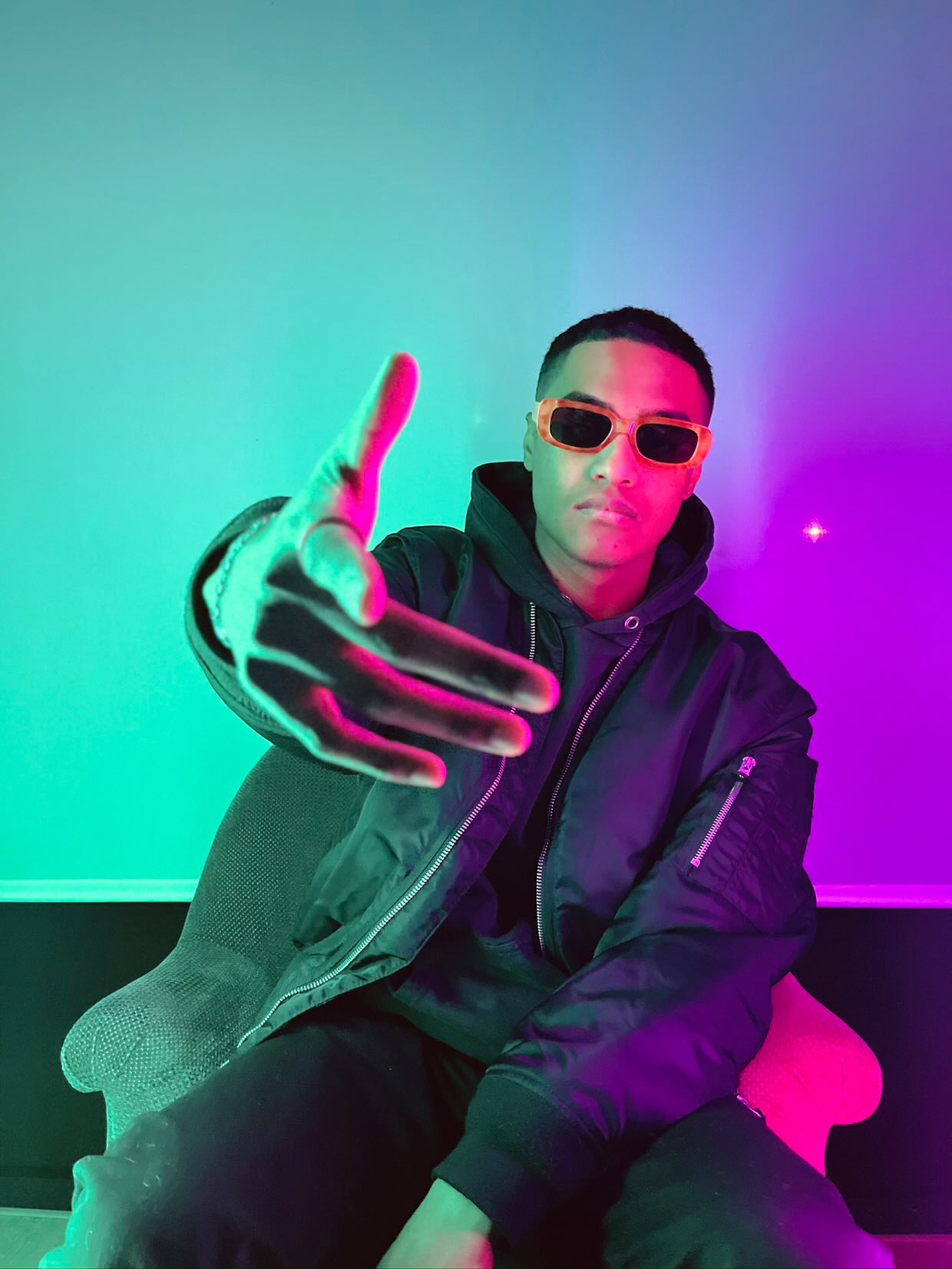 Upop sort "Look At The Sky", son premier EP très puissant ! - Hands UP ...