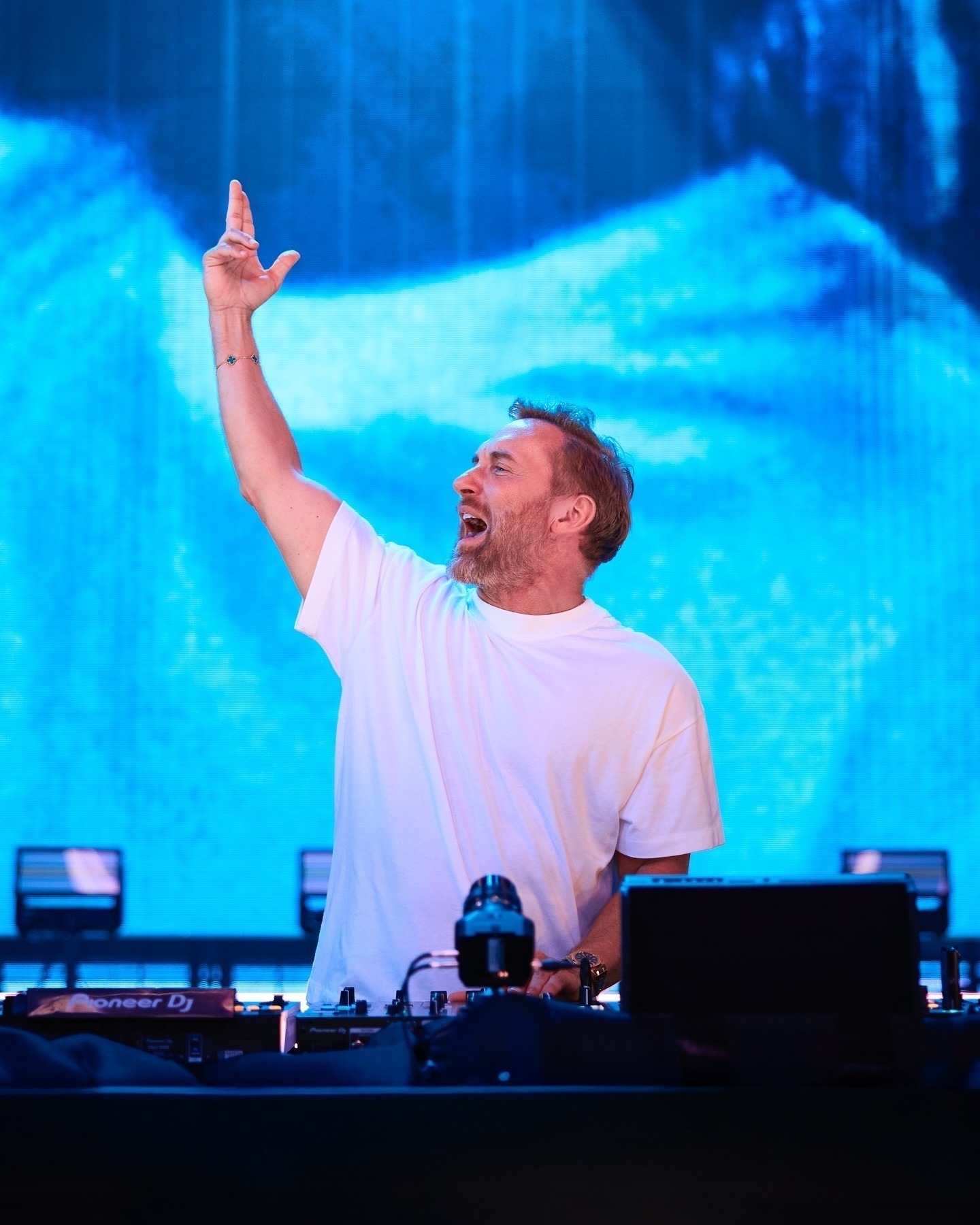 Rendez-vous le 13 juin avec David Guetta au Stade de France - Hands UP ...